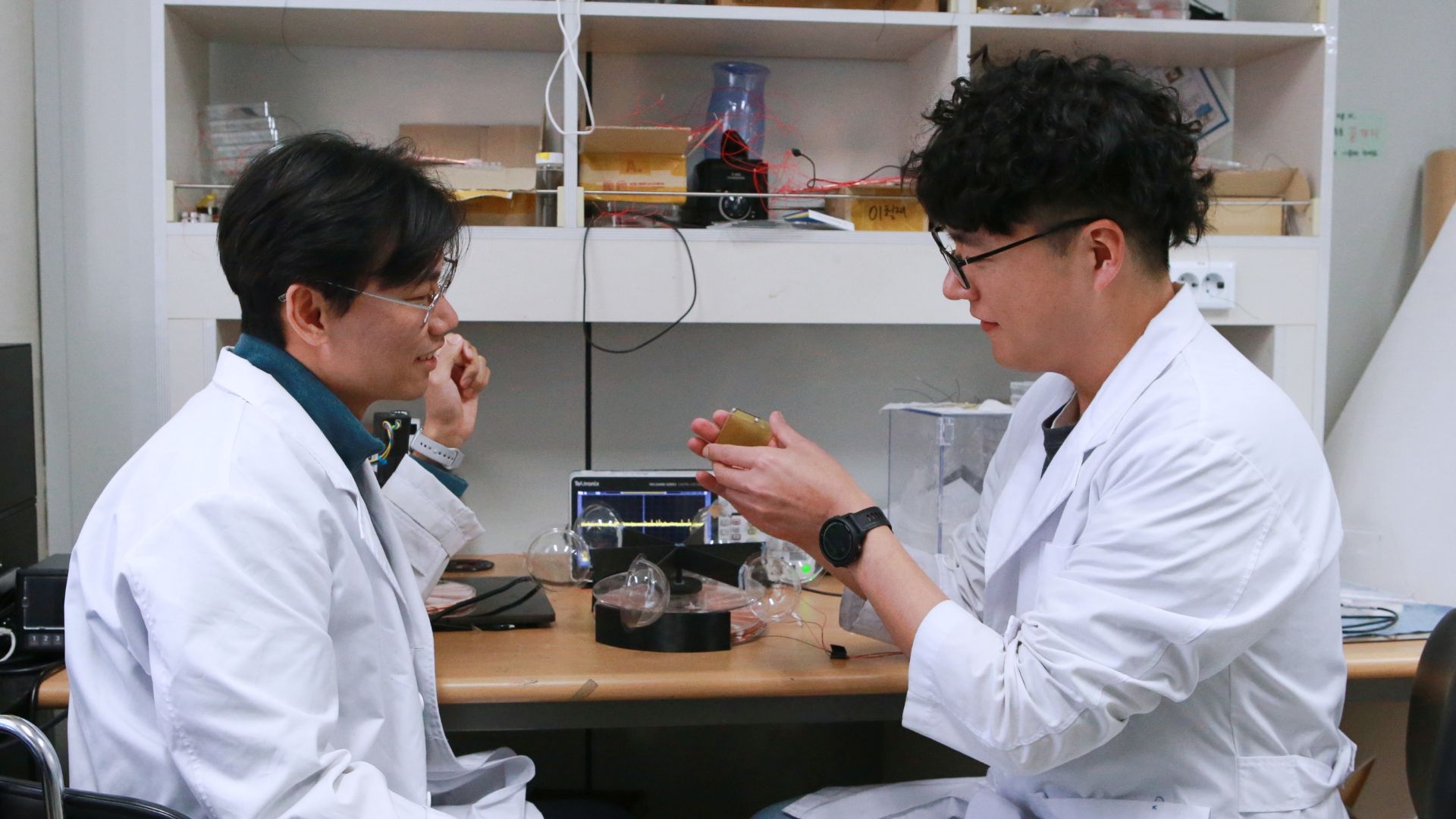 New device maximizes solar energy with self-cleaning tech - Interesting ...