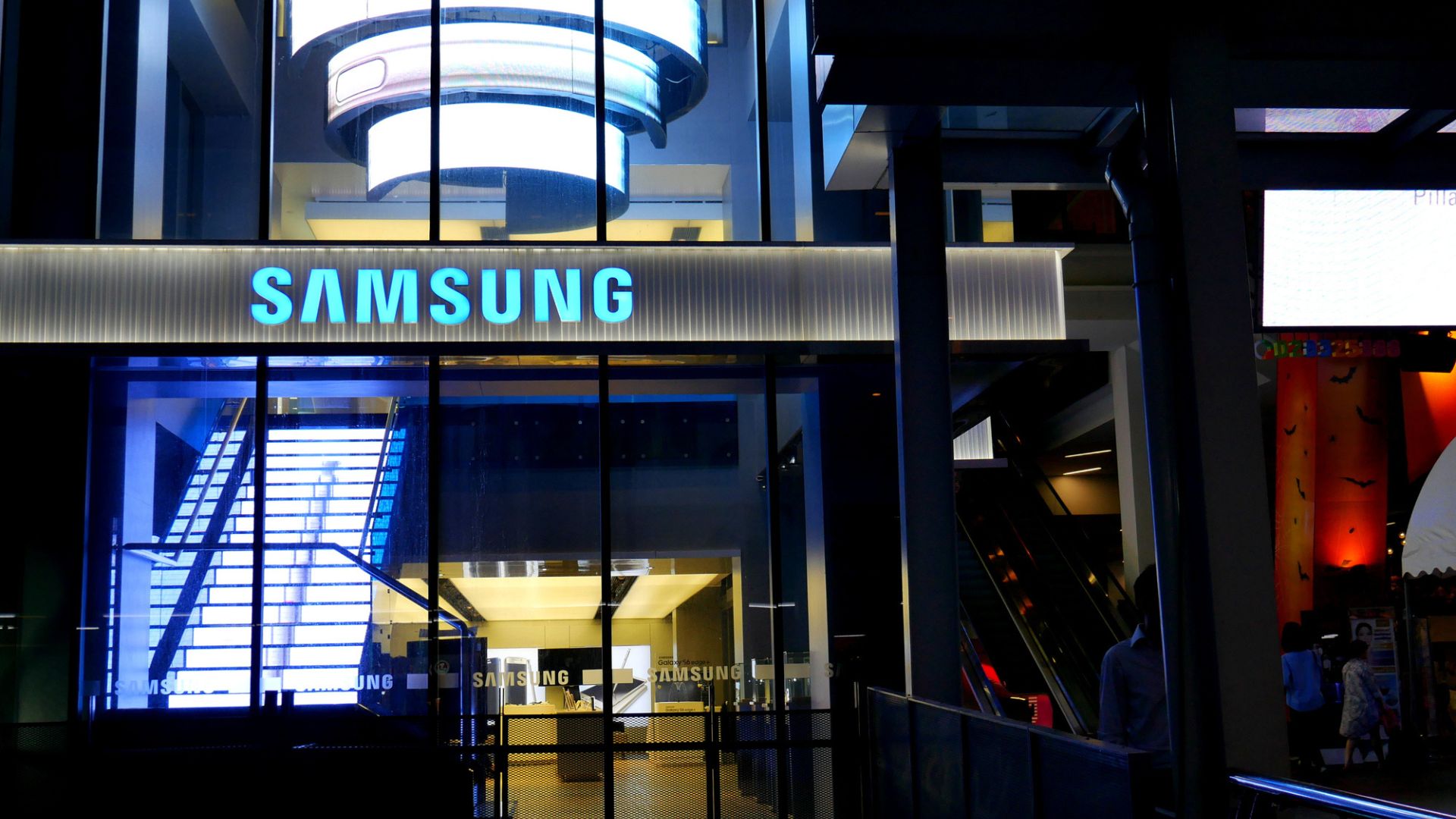 Samsung displaces Apple as the world’s top smartphone maker