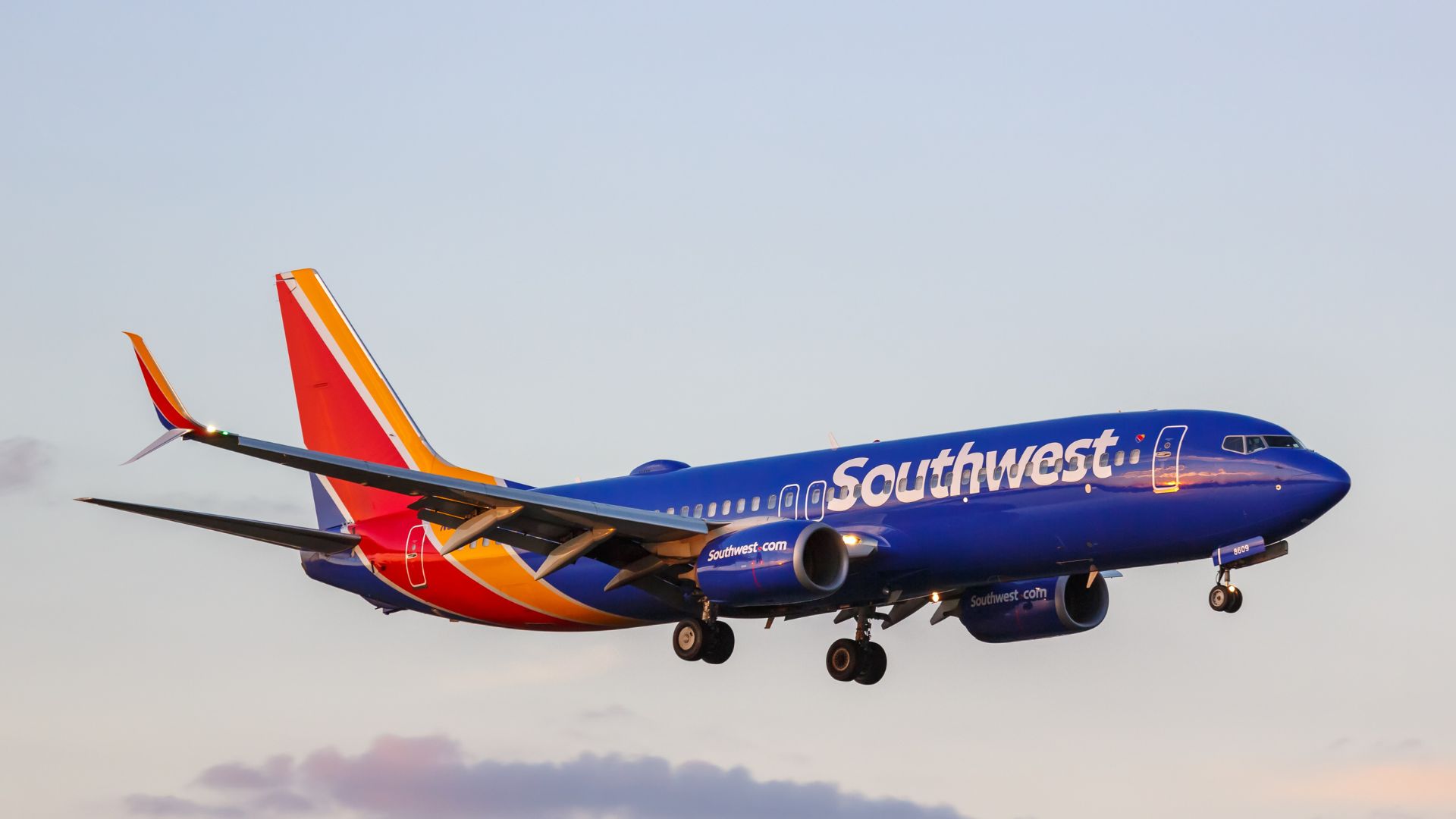 Boeing engine cover breaks during flight, prompting FAA investigation