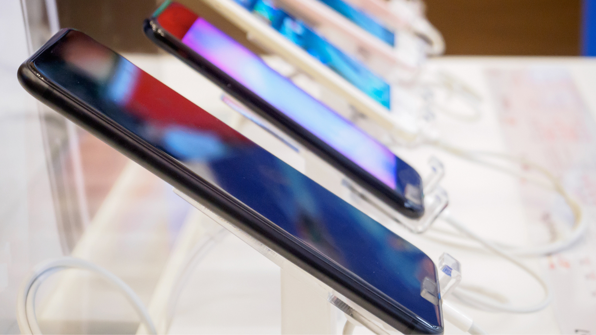 Chinese scammer operates 4,600 phones to inflate online traffic