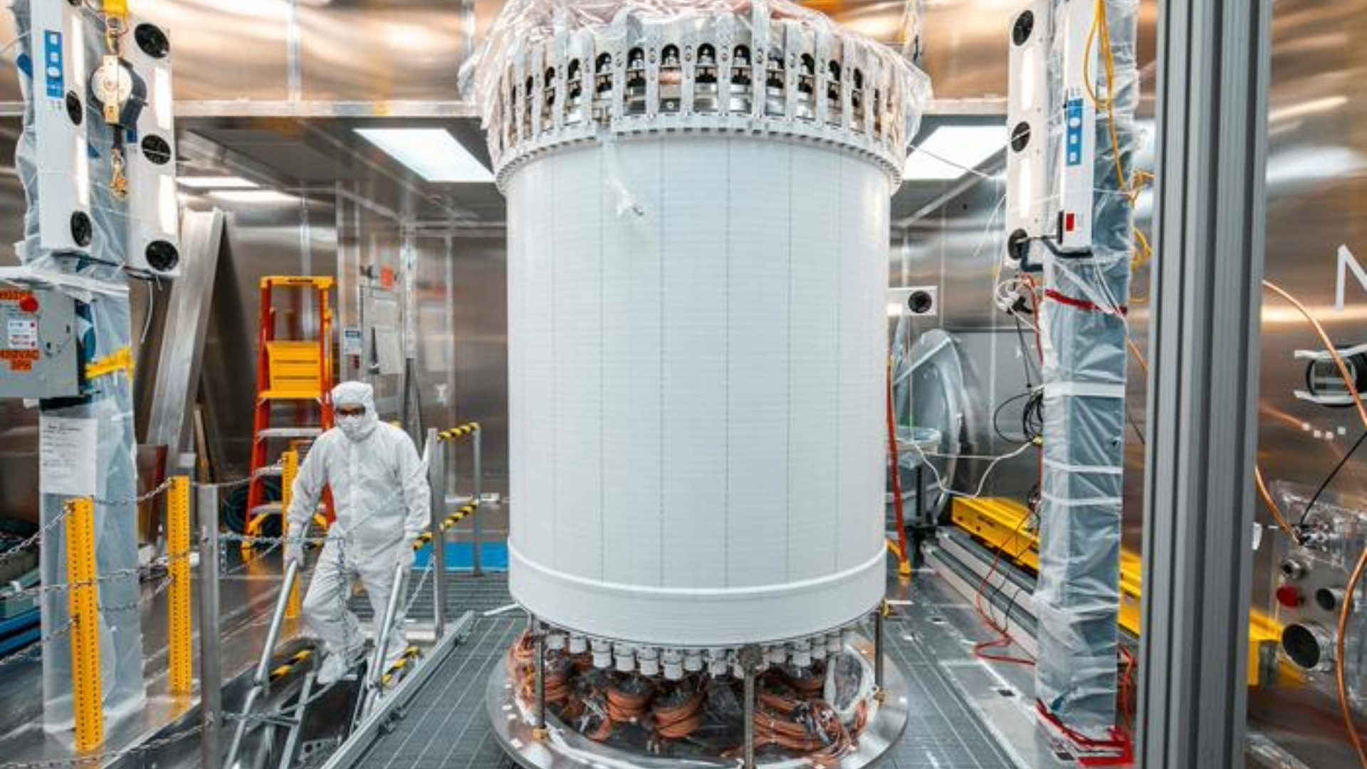 Photos: World's most sensitive dark matter detector sets new limits ...
