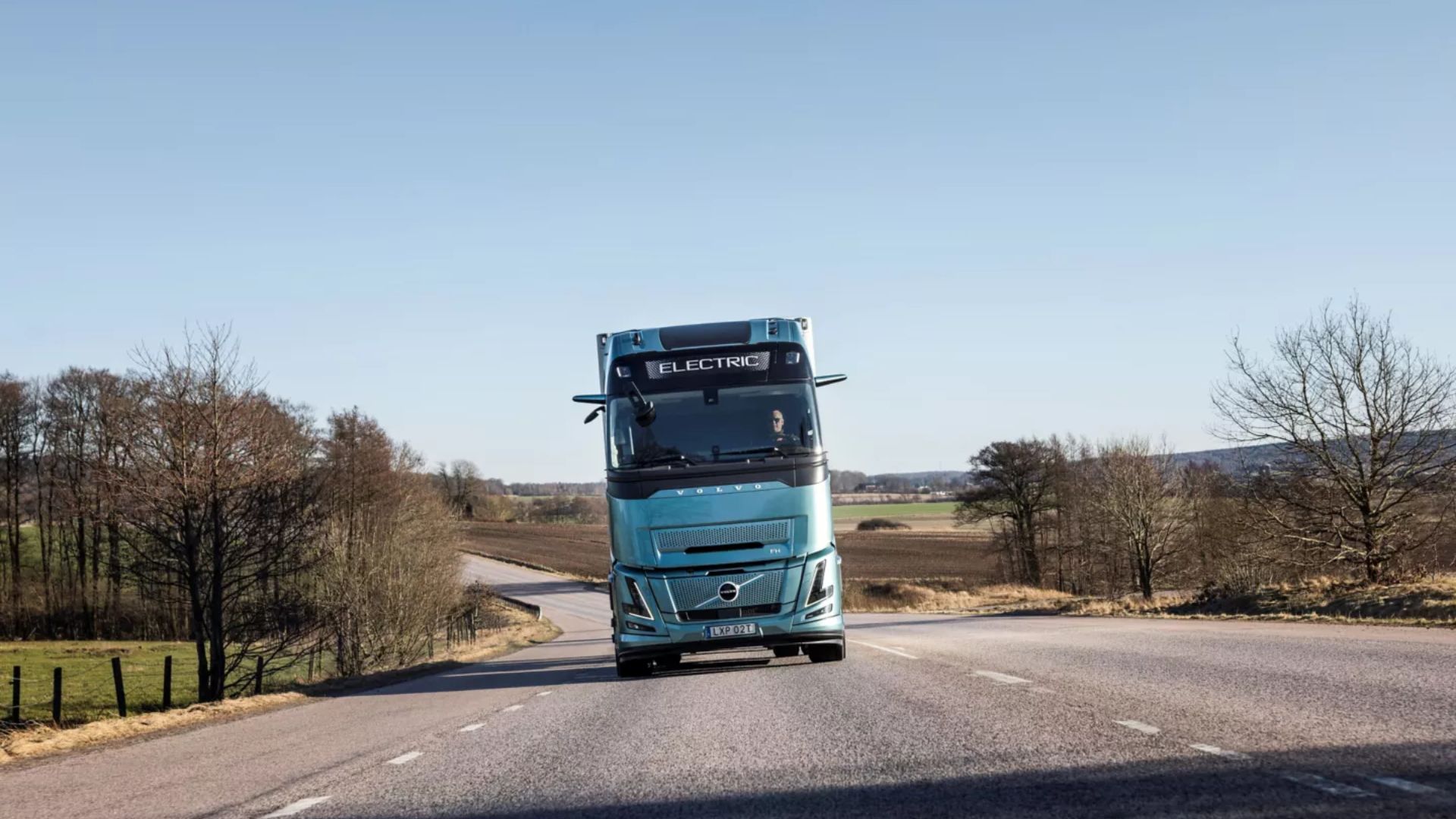 Volvo unveils breakthrough 373-mile range heavy-duty electric truck