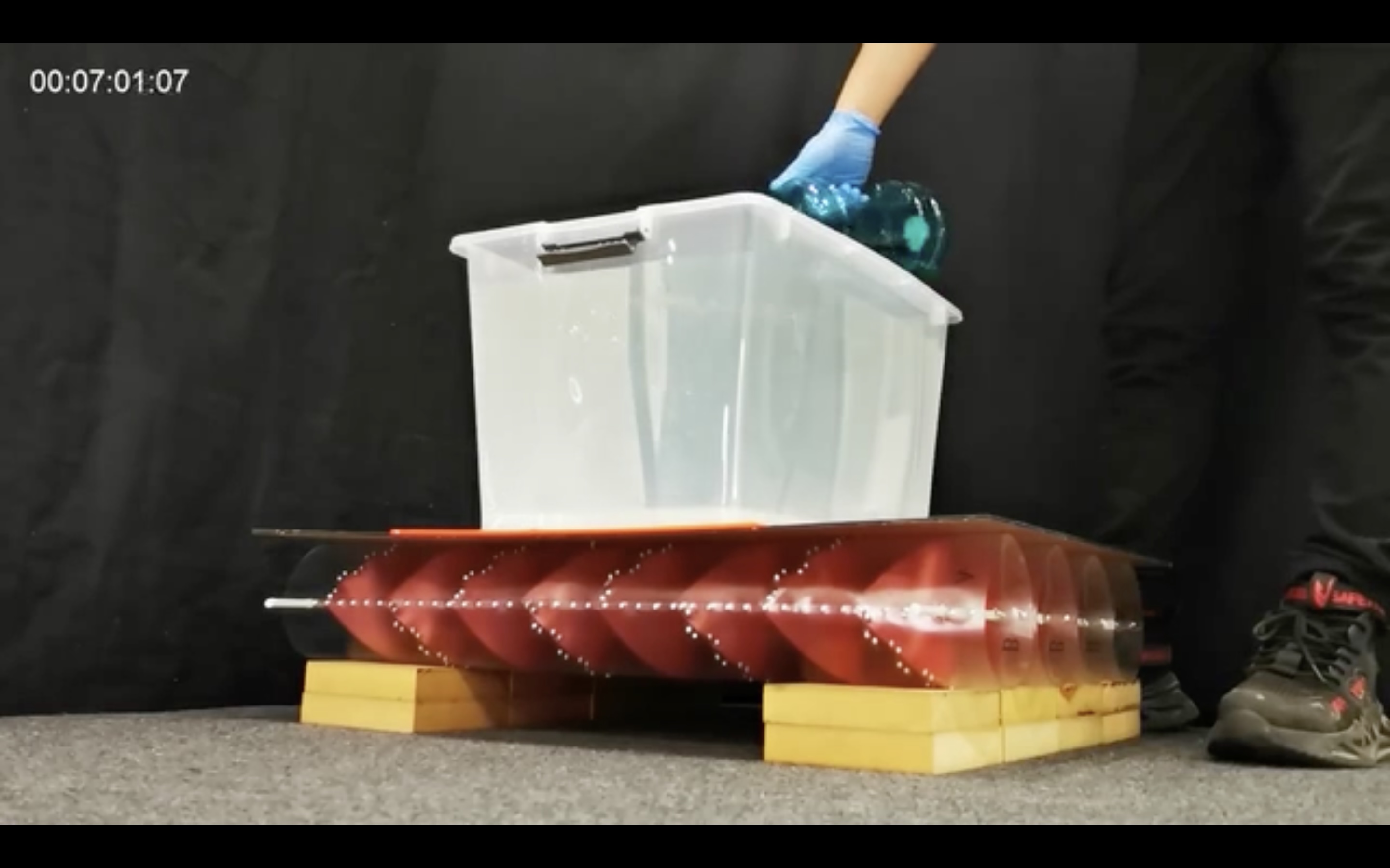 2-pound foldable tubes hold 165 pounds at ease with origami power