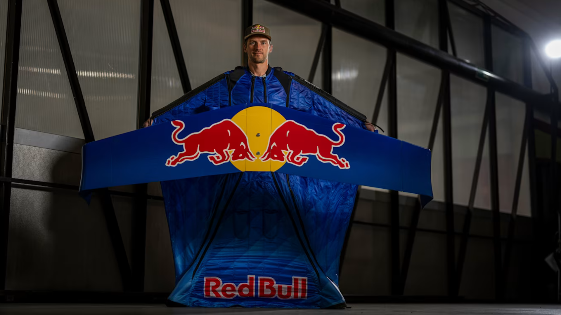 Daredevil flies 7.7 miles, sets world record with super wingsuit foil