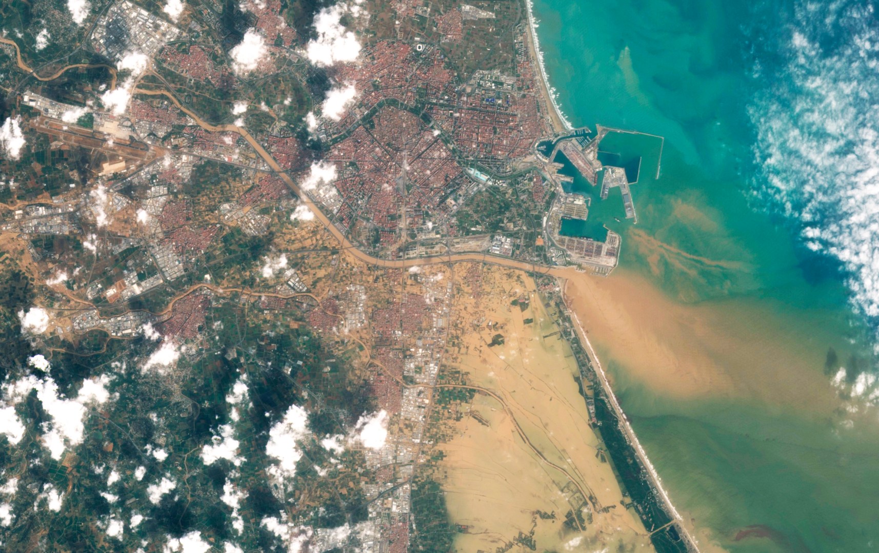 Spain floods: How a 1950s river diversion prevented bigger catastrophe