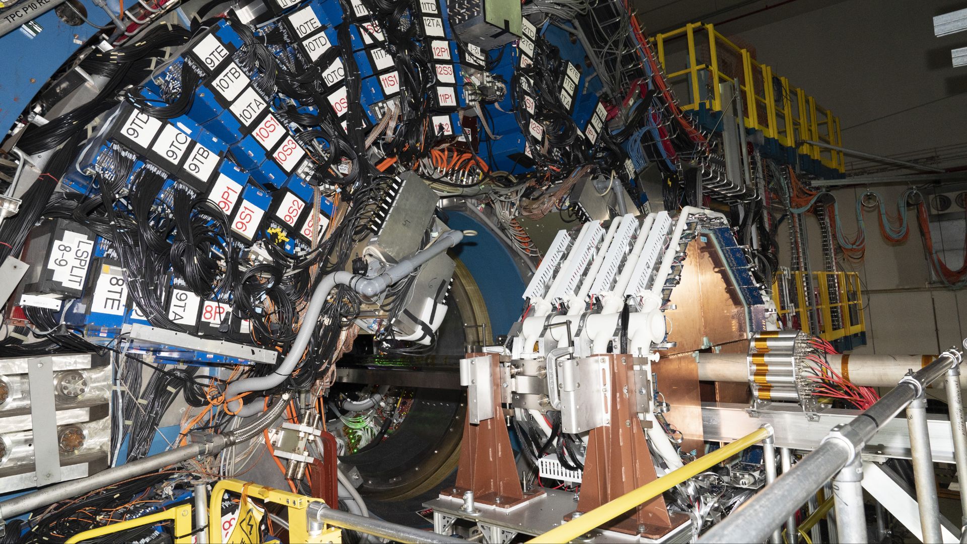 Smashing atoms reveals wobbly uranium shape more dynamic than thought