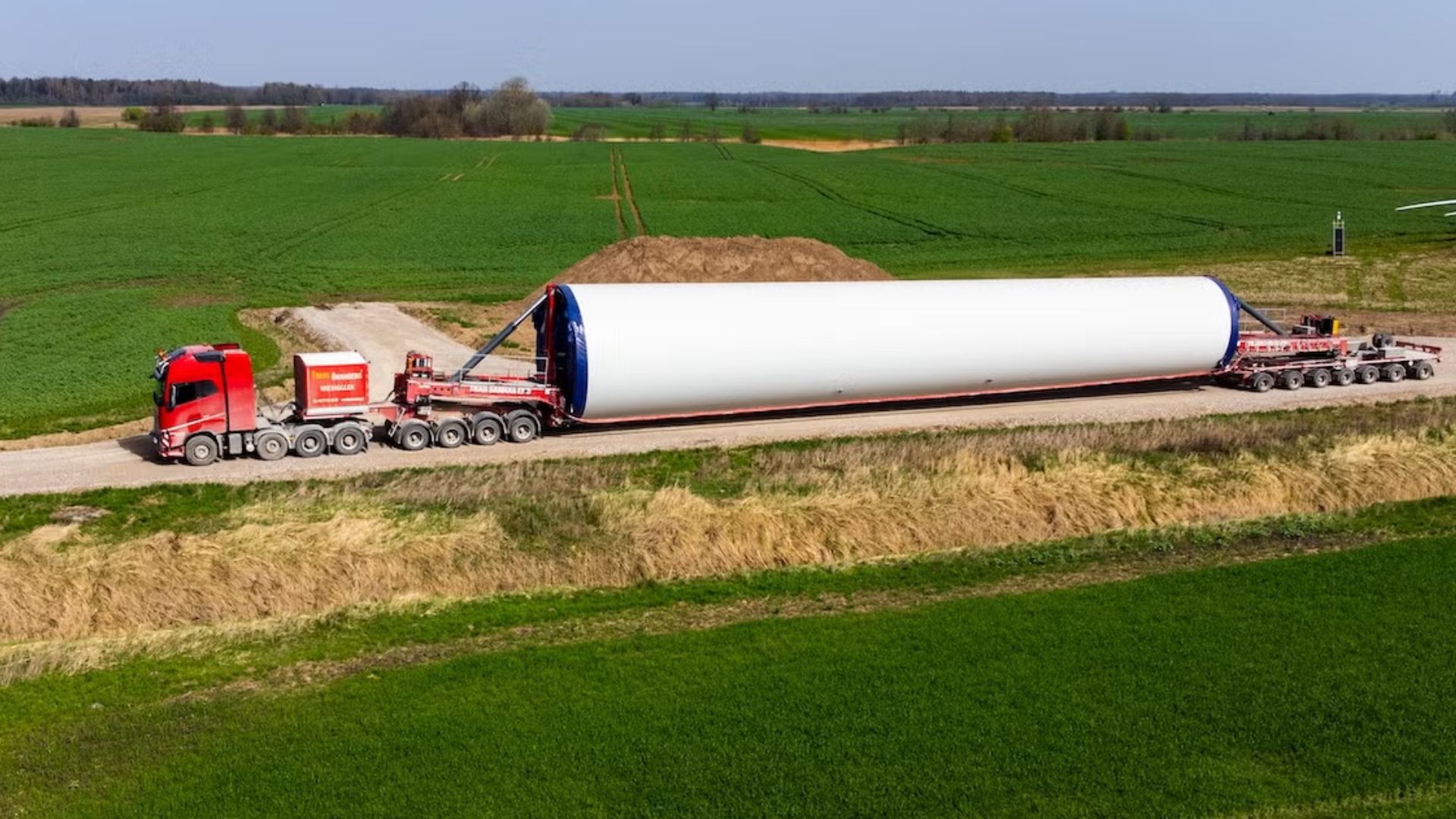 Mega windmill trailer with 110-ton capacity for carrying turbines