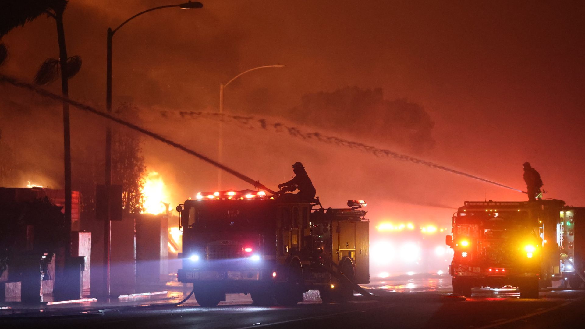 Firefighters battle Los Angeles fire, protect neighborhoods from blaze