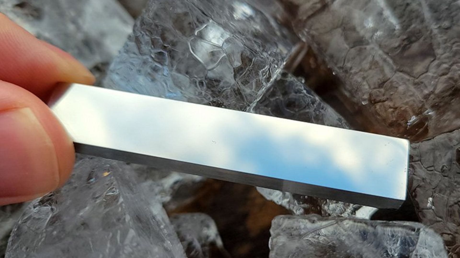 Superelastic alloy withstands extreme -450°F to 500°F temperatures