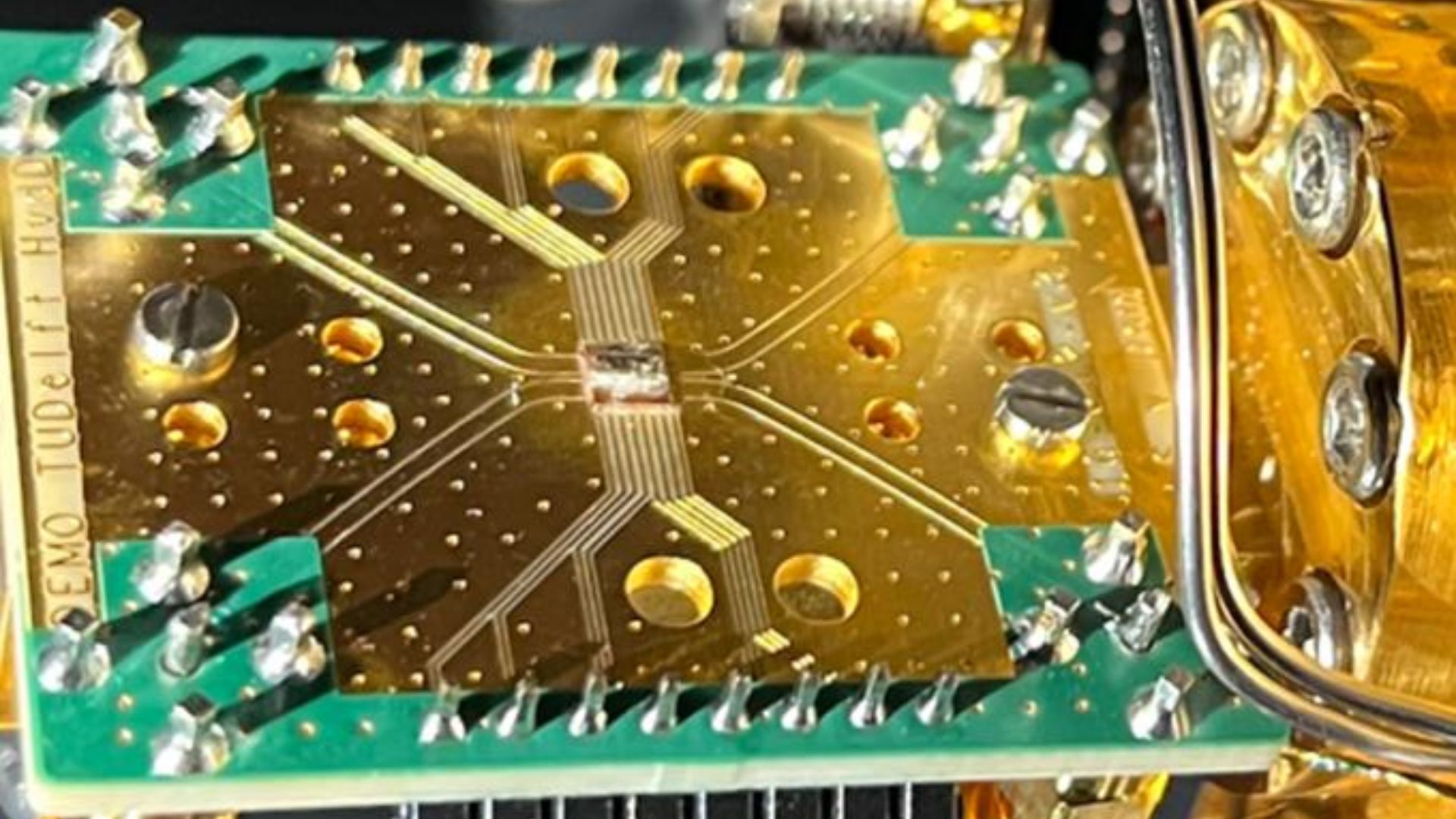 Diamond quantum computer chip achieves ultra-low 0.1% error rates