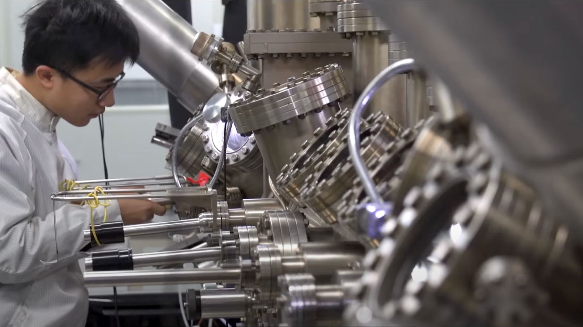 Chinese scientists set world record, 'trap' light for over an hour