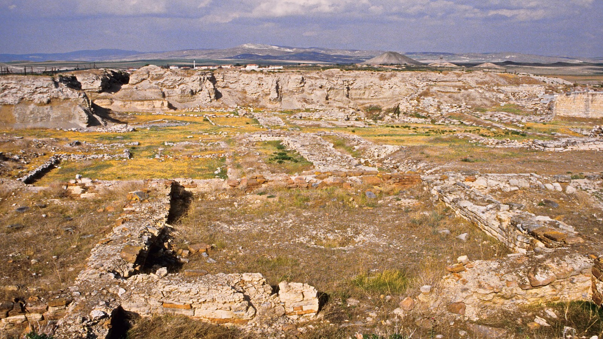 2,800-year-old grave of King Midas's relative found with 100 artifacts