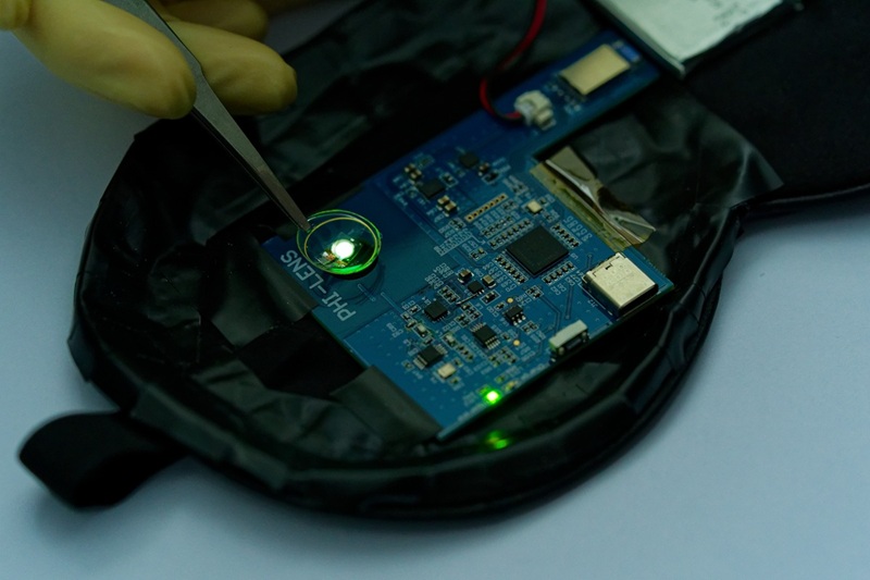 Korea unveils world’s first wireless OLED contact lens for eye tests