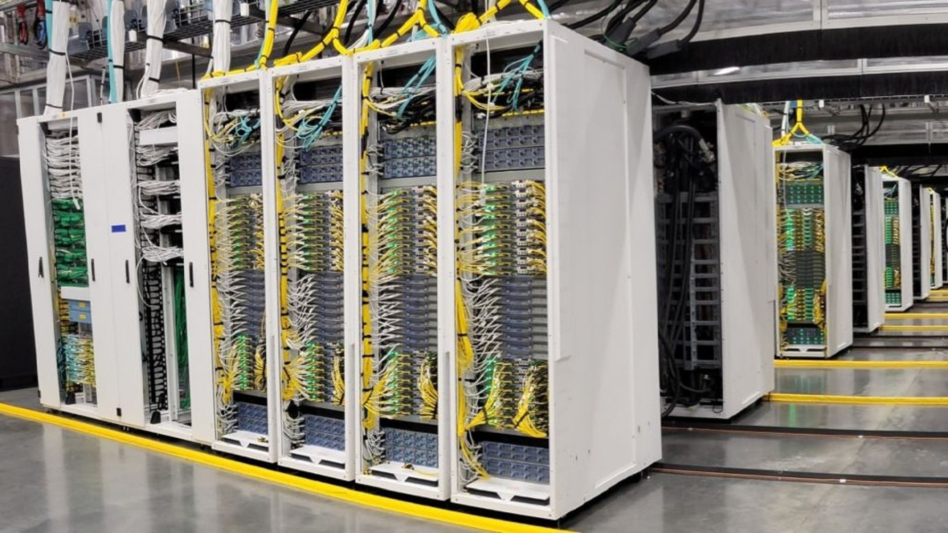 New Microsoft datacenter mimics 'one massive AI supercomputer'