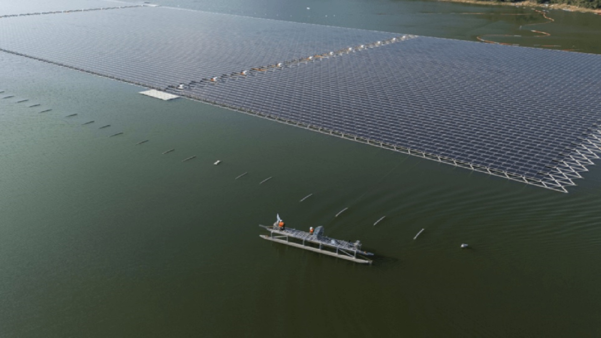 Honeycomb floating solar system offers 30 years of durability
