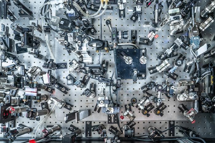 Scientists 'draw' crystals with gold and laser for better solar panels