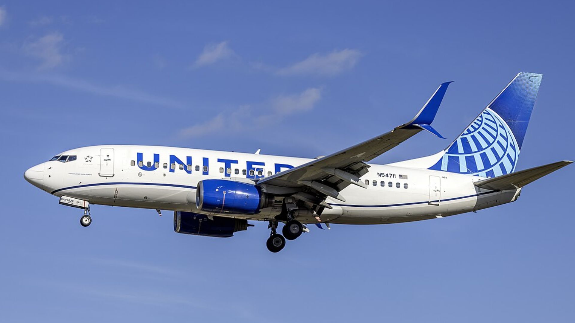 Mystery deepens after Boeing 737 windshield cracked at 36,000 feet