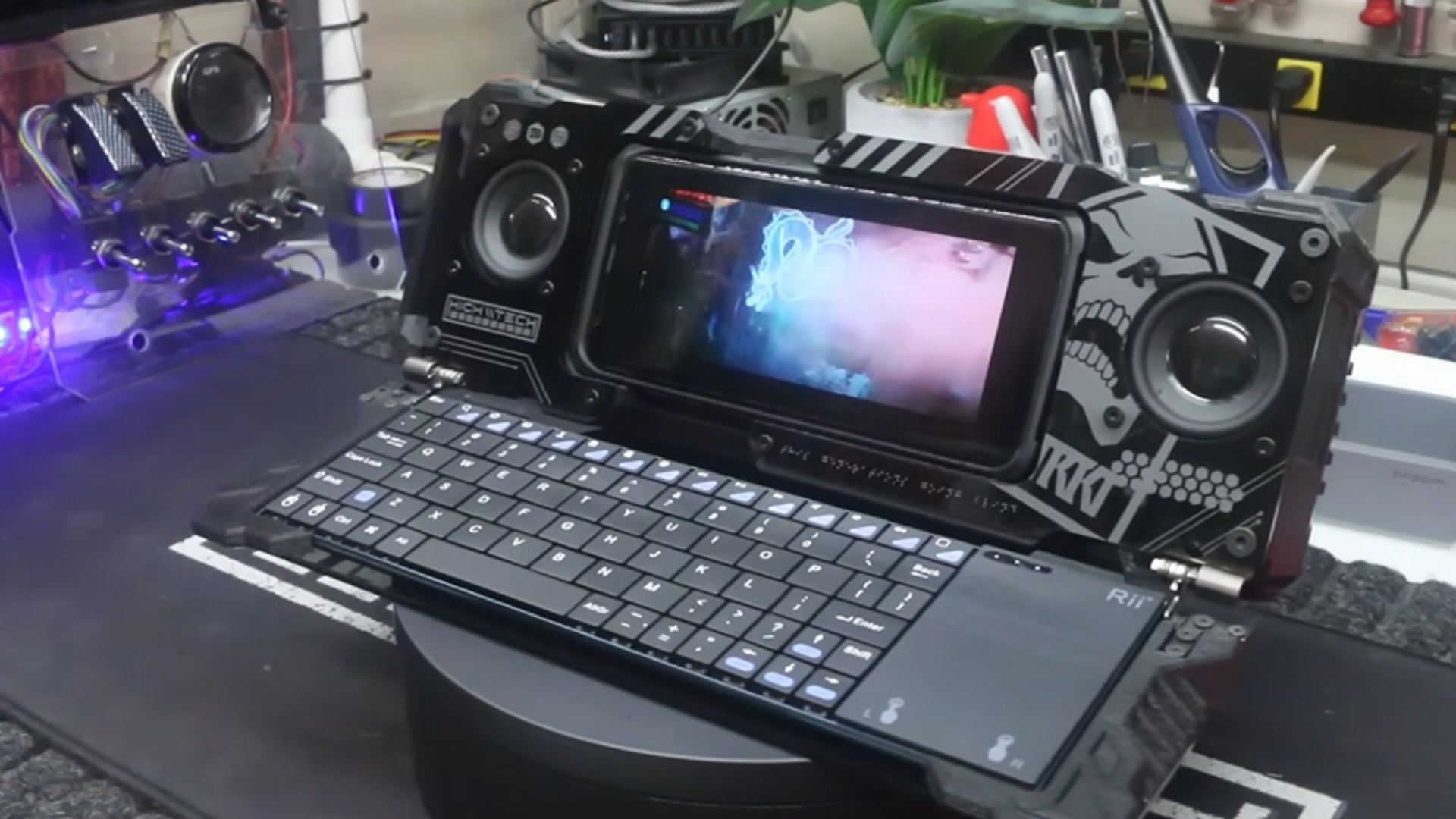 No PC inside: This cyberdeck uses a smartphone as the computer