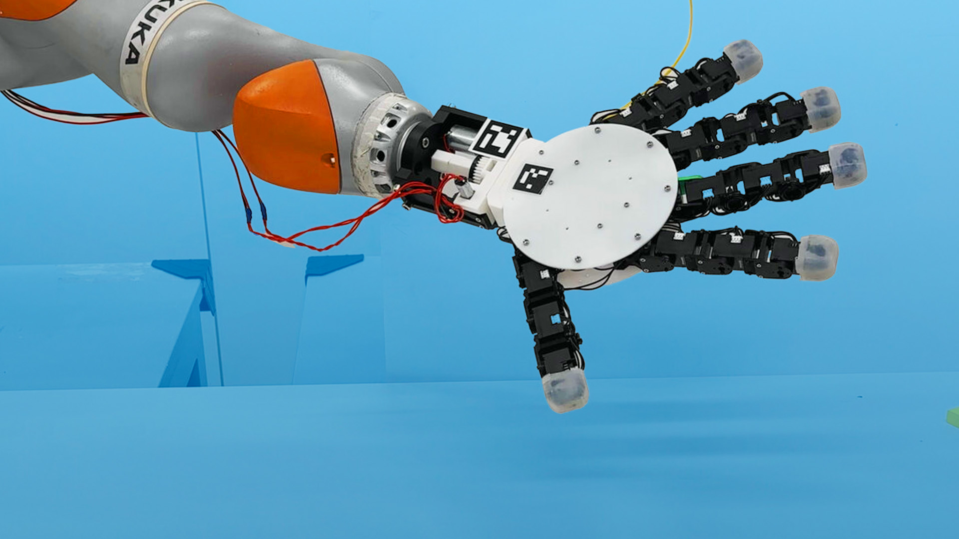 “Handcrawler” robot moves and grasps like Thing from The Addams Family