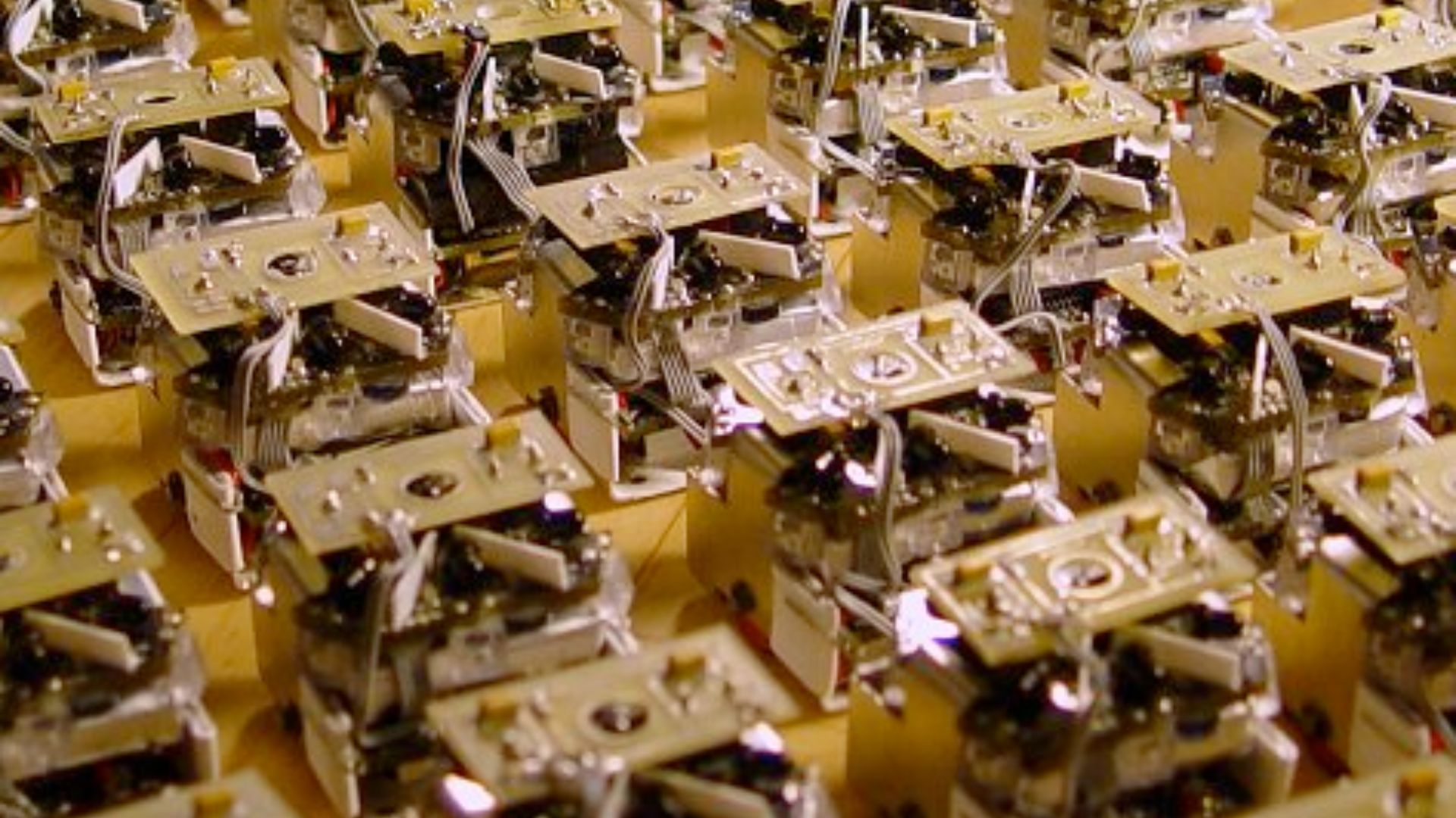 Fully programmable microrobots operate at cellular scale using nanowatt ...