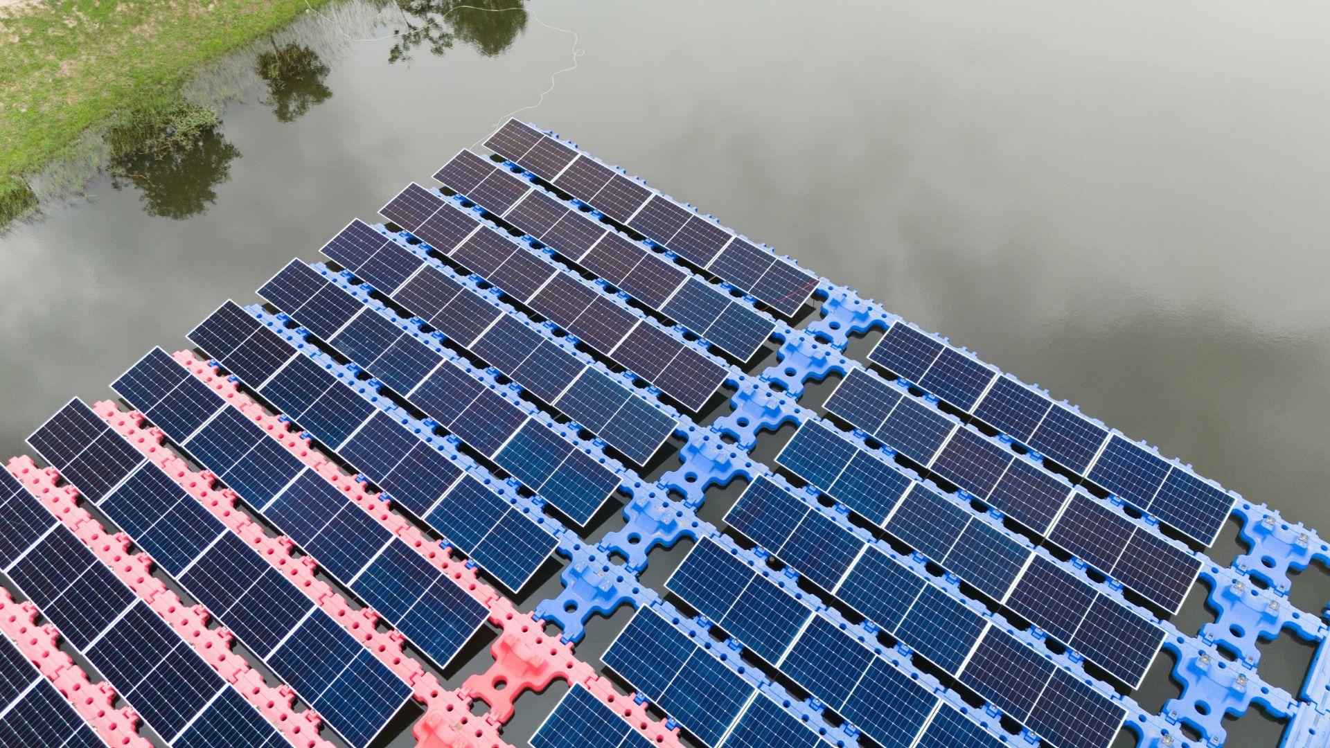 Canda's floating solar array delivers 7.7 MWh in freezing conditions