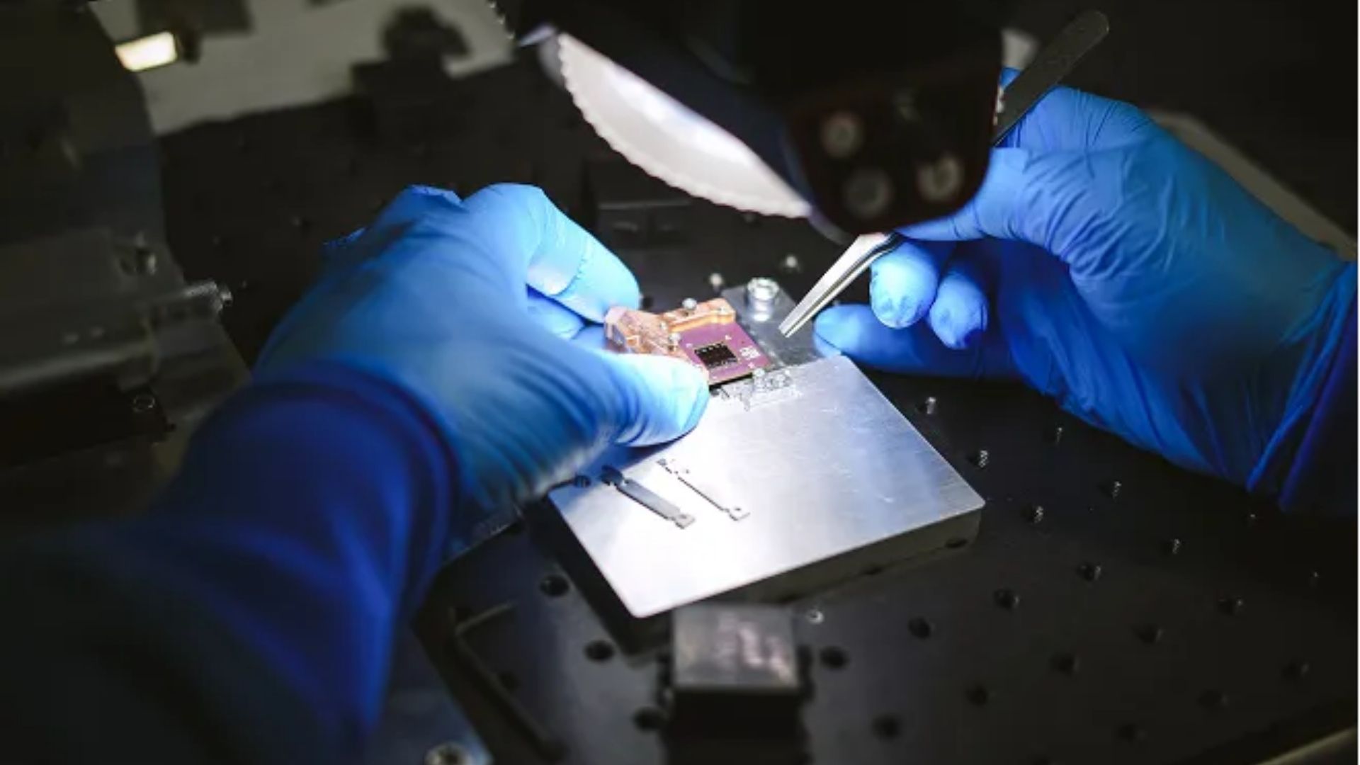 New chip-building trick could scale quantum computers to 800 qubits